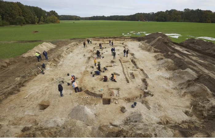 Spectacular Giant Bronze Age Hall Found Near Berlin, Germany May Be ...